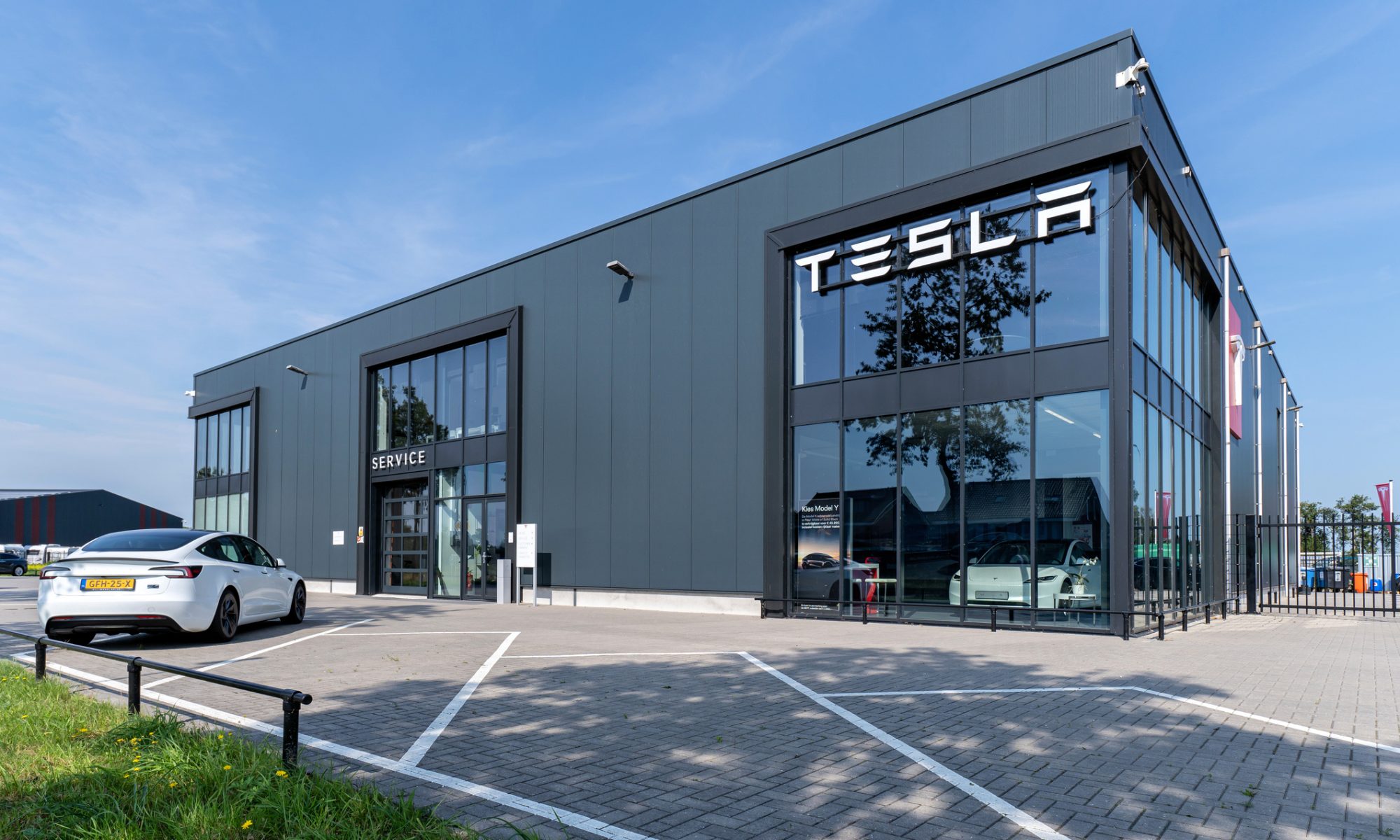 Tesla Hits Peak Levels as SEC Investigates Musk's Twitter Transactions ...