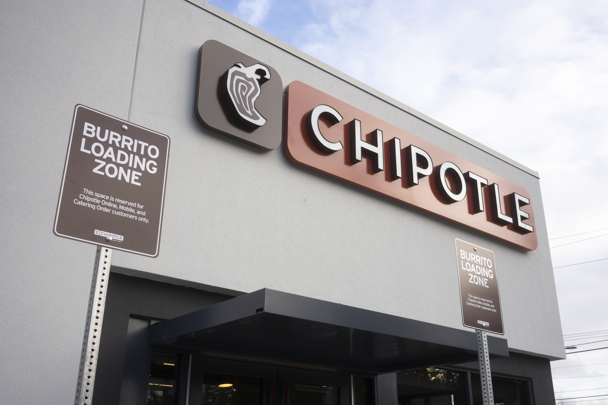 Chipotle is on a hiring spree for 20,000 seasonal employees, leveraging ...
